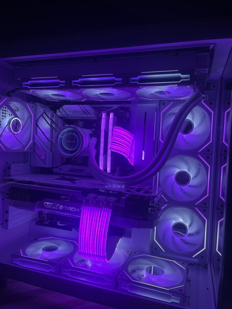 Dreamy Cyberpunk - Micro Center Build