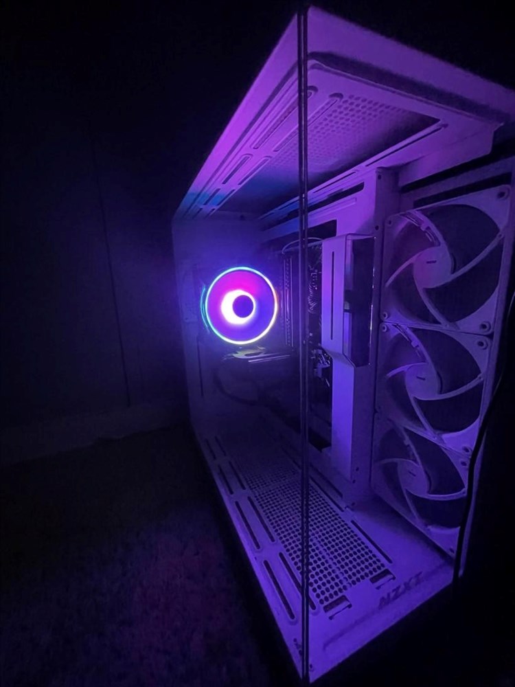 Simplistic black and white - Micro Center Build Simplistic black and white - Micro Center Build