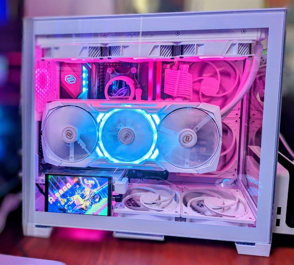 Crescent Zelda's Streamers - Micro Center Build