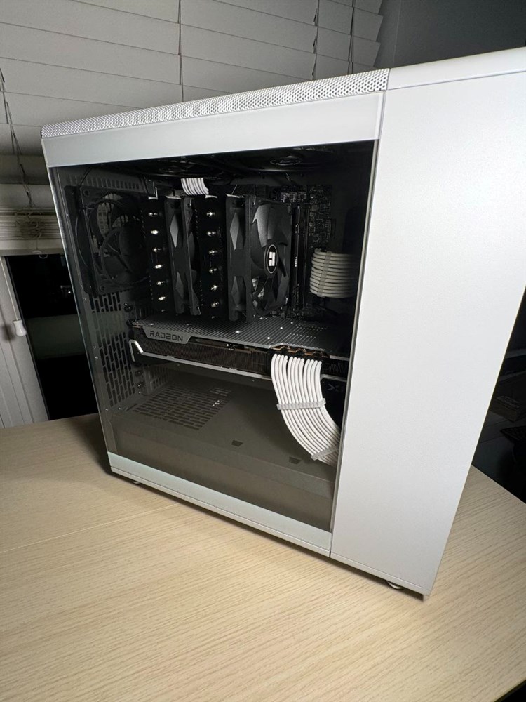 Black & white no RBG 4K AAA build - Micro Center Build