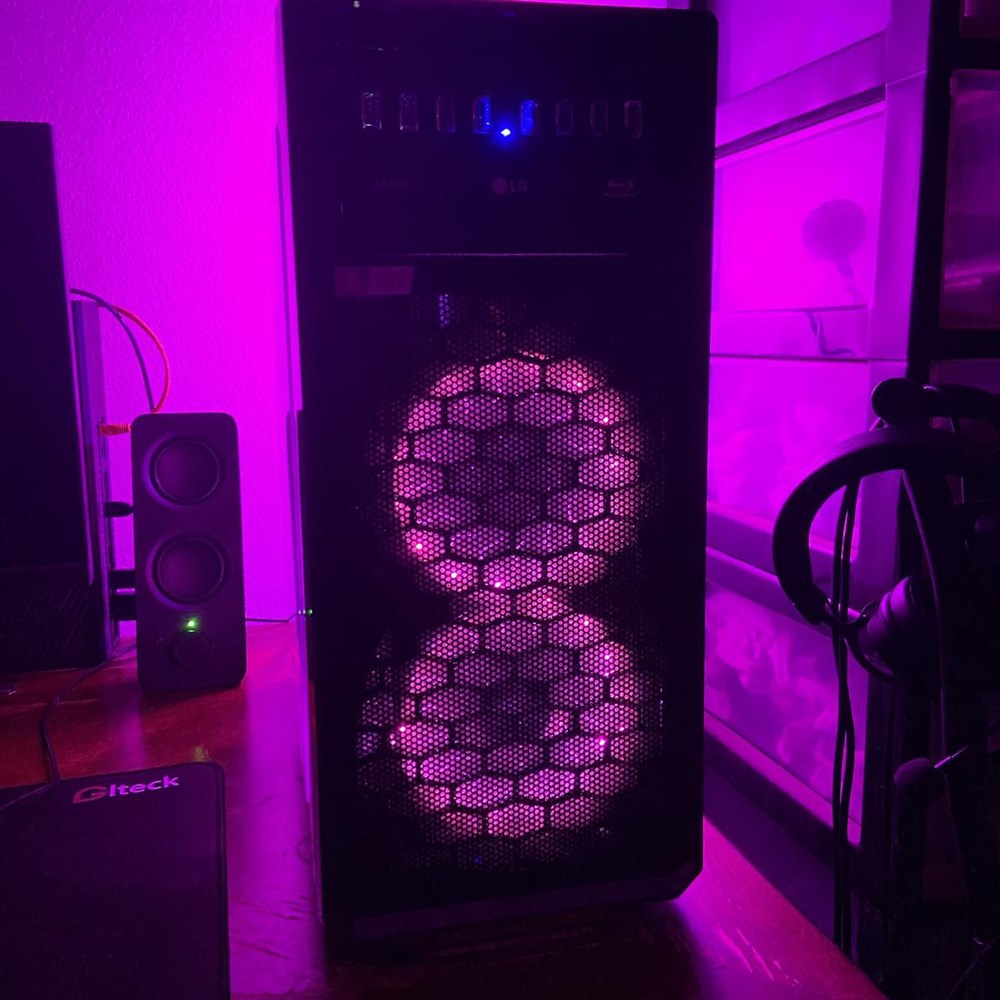 Pinky Gaming - Micro Center Build