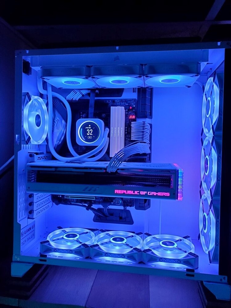 Lian Li XL Dynamic Custom Fans Blue Sea - Micro Center Build