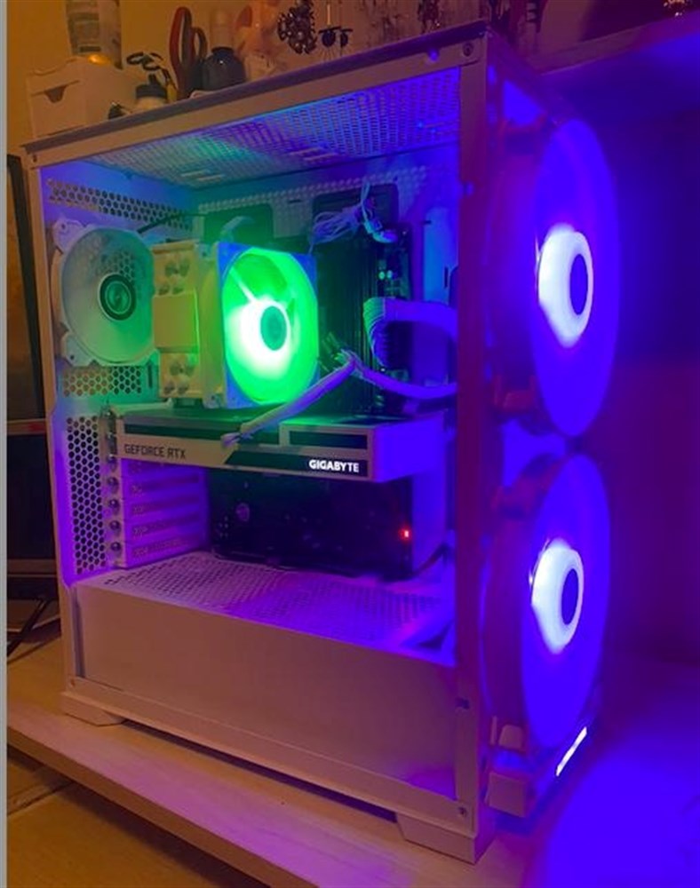 Snow White - Micro Center Build
