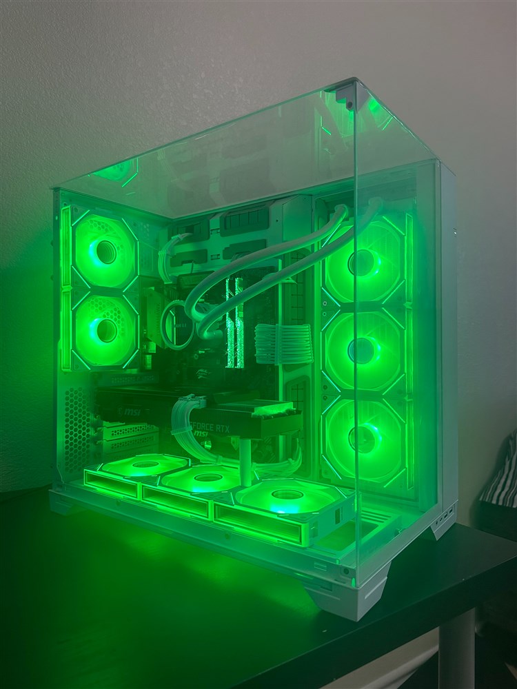 Aesthetic Lian Li Gaming PC - Micro Center Build